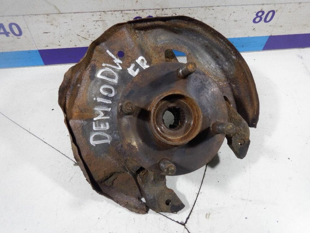 Кулак передний правый Mazda Demio D20533020