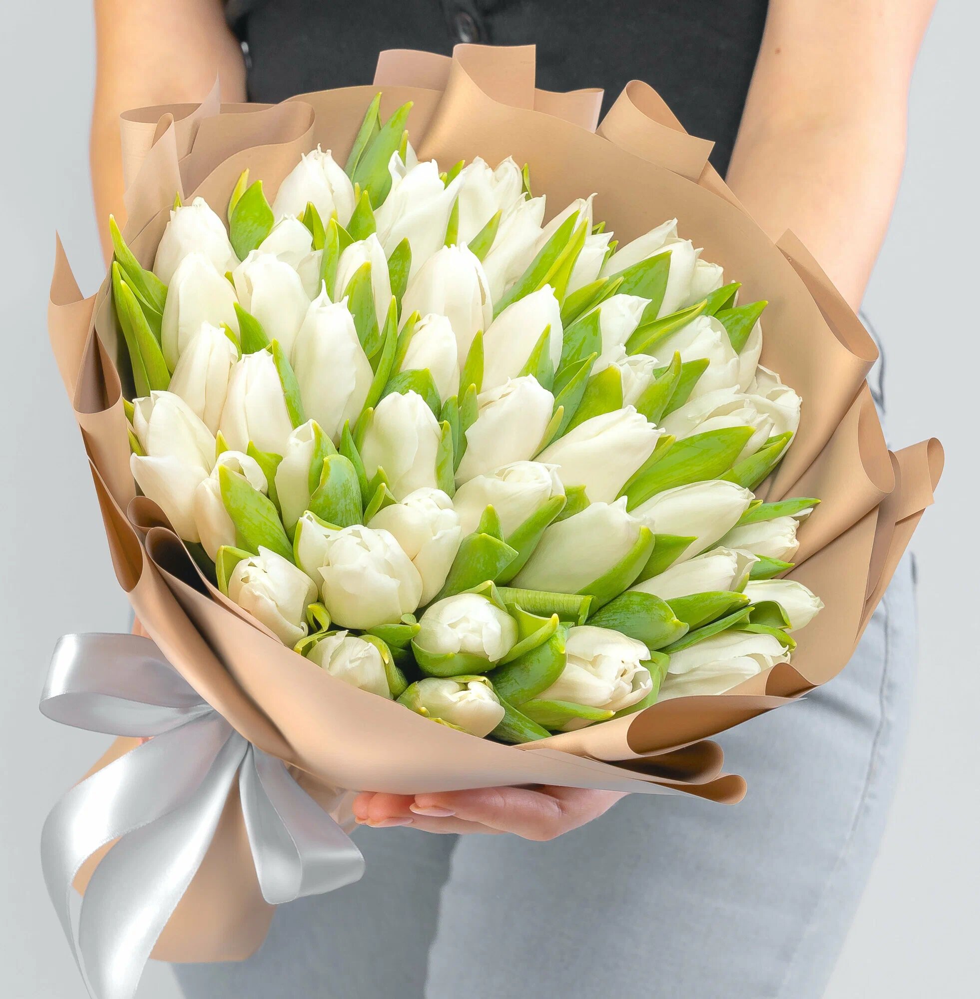 Тюльпаны/ Букет белых тюльпанов 45 штук/ Тюльпаны с доставкой по Москве/ Цветы к 8 марта