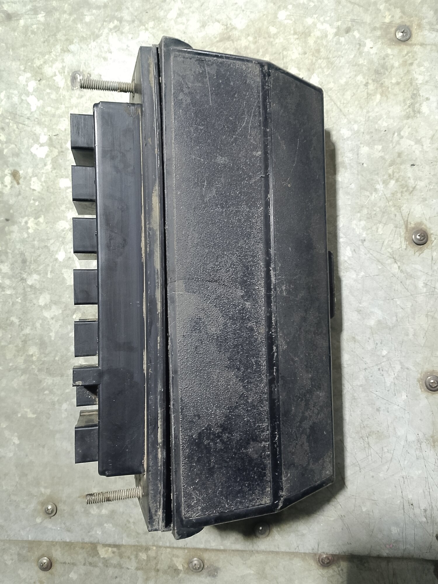 Монтажный блок (блок предохранителей) Ваз 2104-2107 старого образца. Артикул 2105-3722010. Б/У