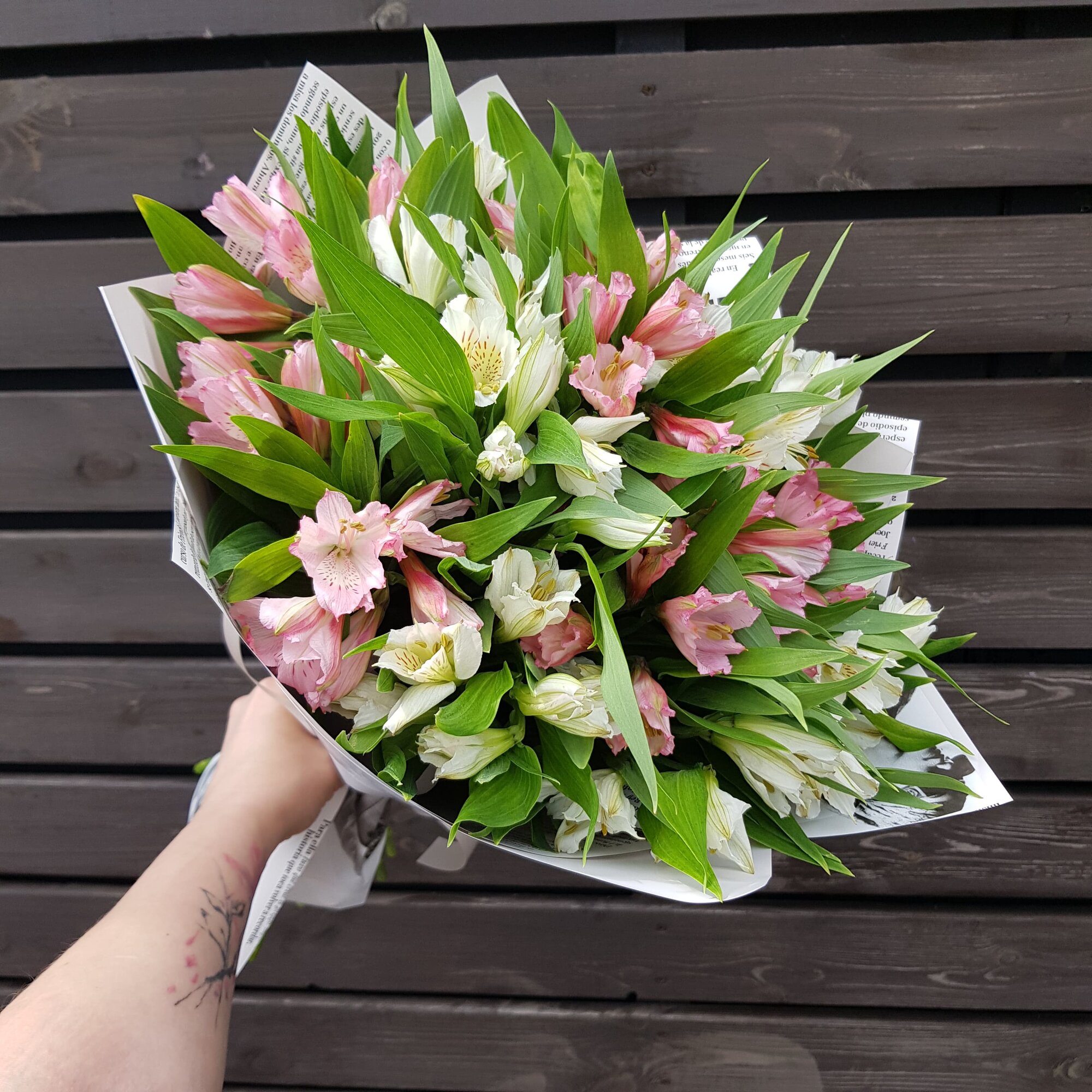 Букет из розовых и белых альстромерий, размер L, высота 50 см, 21 штука