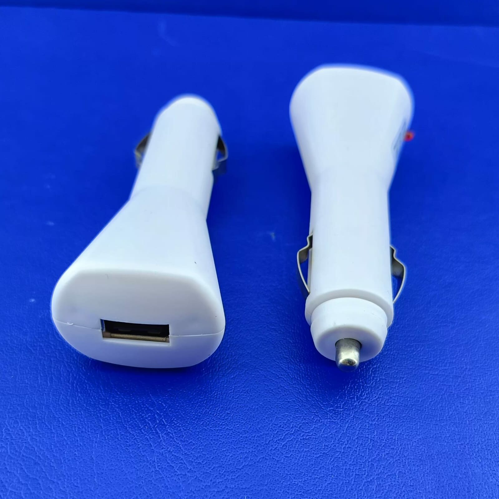 2 штуки Автоадаптер 12-24В USB 400мА белый со светодиодным индикатором