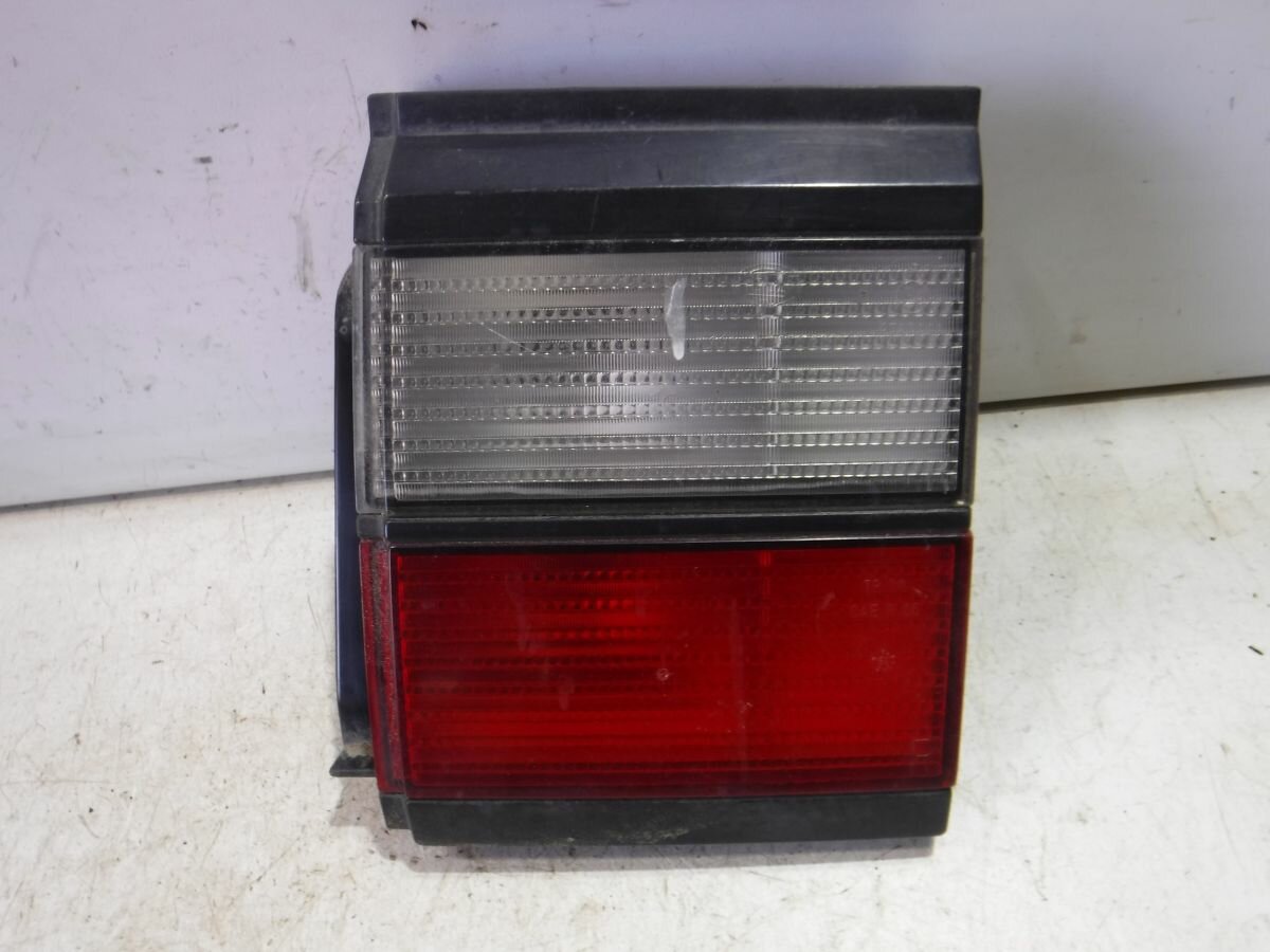 Фонарь задний внутренний правый Volkswagen Passat B3 (1988—1993) 357945108