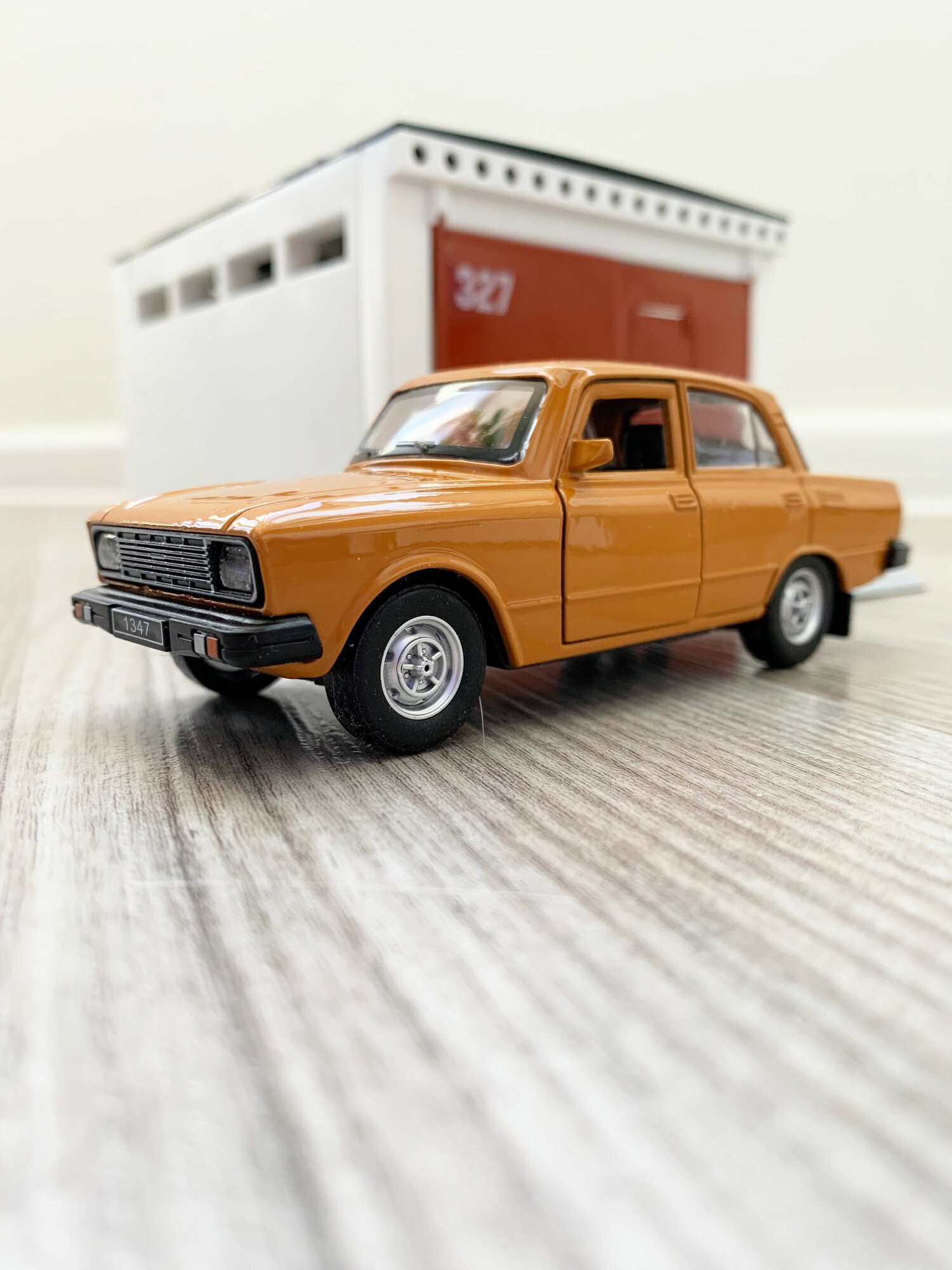 Гараж + машинка модель Москвич-2140sl (12 см, метал, инерция, 2 откр. двери и багажник) - оранжевый