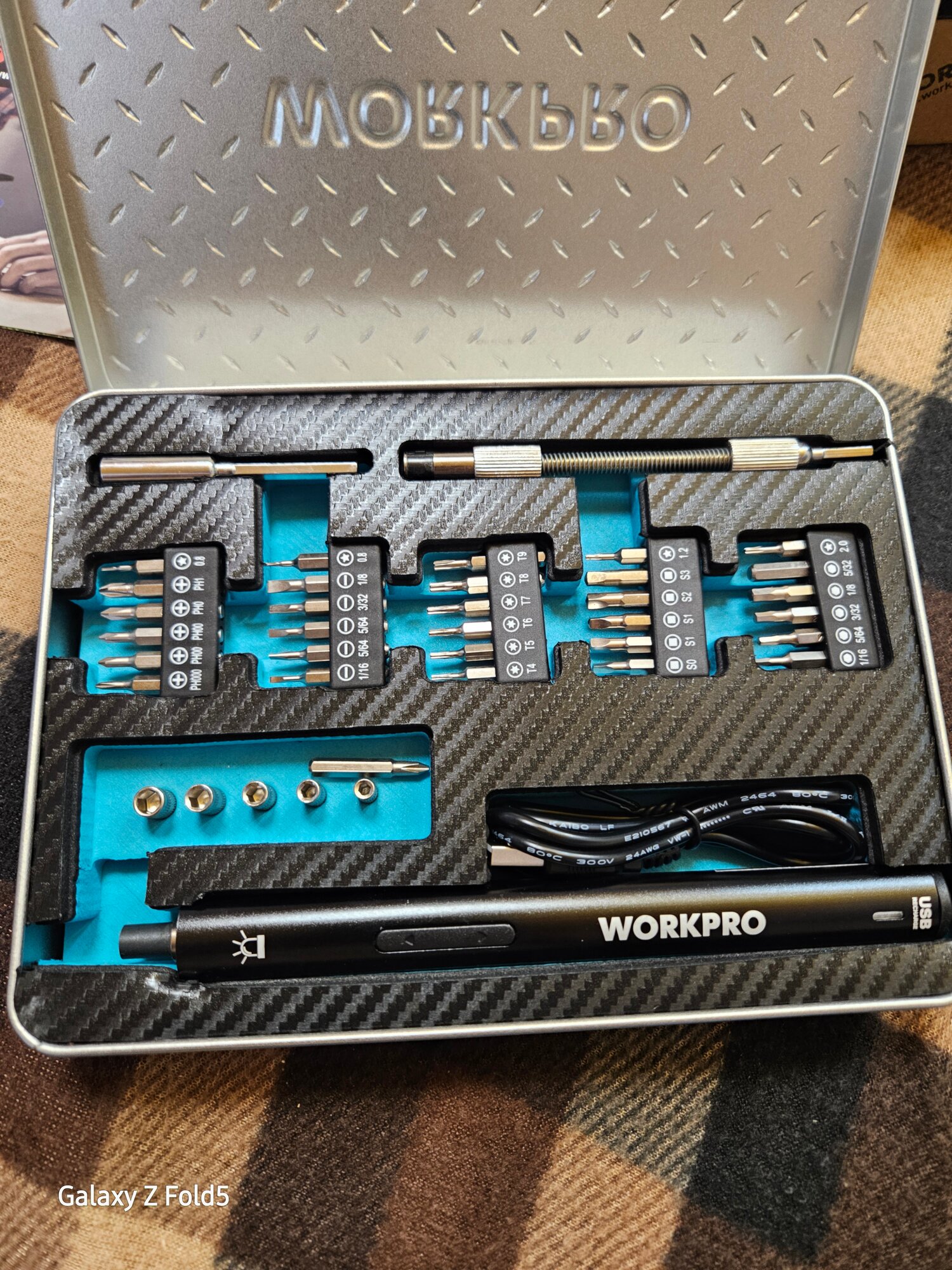 Отвертка аккумуляторная прецизионная мини в алюминиевый кейсе Workpro 38 бит и кабель