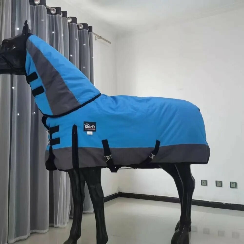 Утепленная зимняя попона для лошади. Устойчивая к влаге и ветру. Цвет: в ассортименте (Цвет не подлежит выбору и отправляется случайным образом)