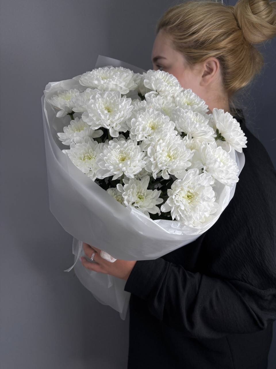 Рассвет - Очаровательный букет из 5 веток нежных белых кустовых хризантем