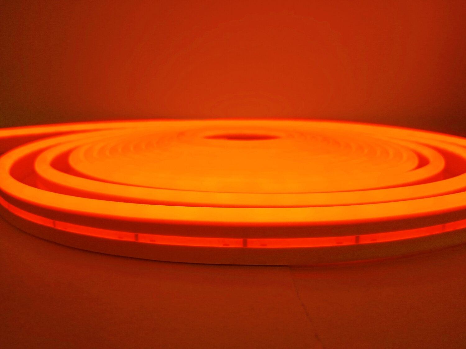 Гибкий светодиодный неон 12V 6x12 мм Оранжевый 5м Giant4