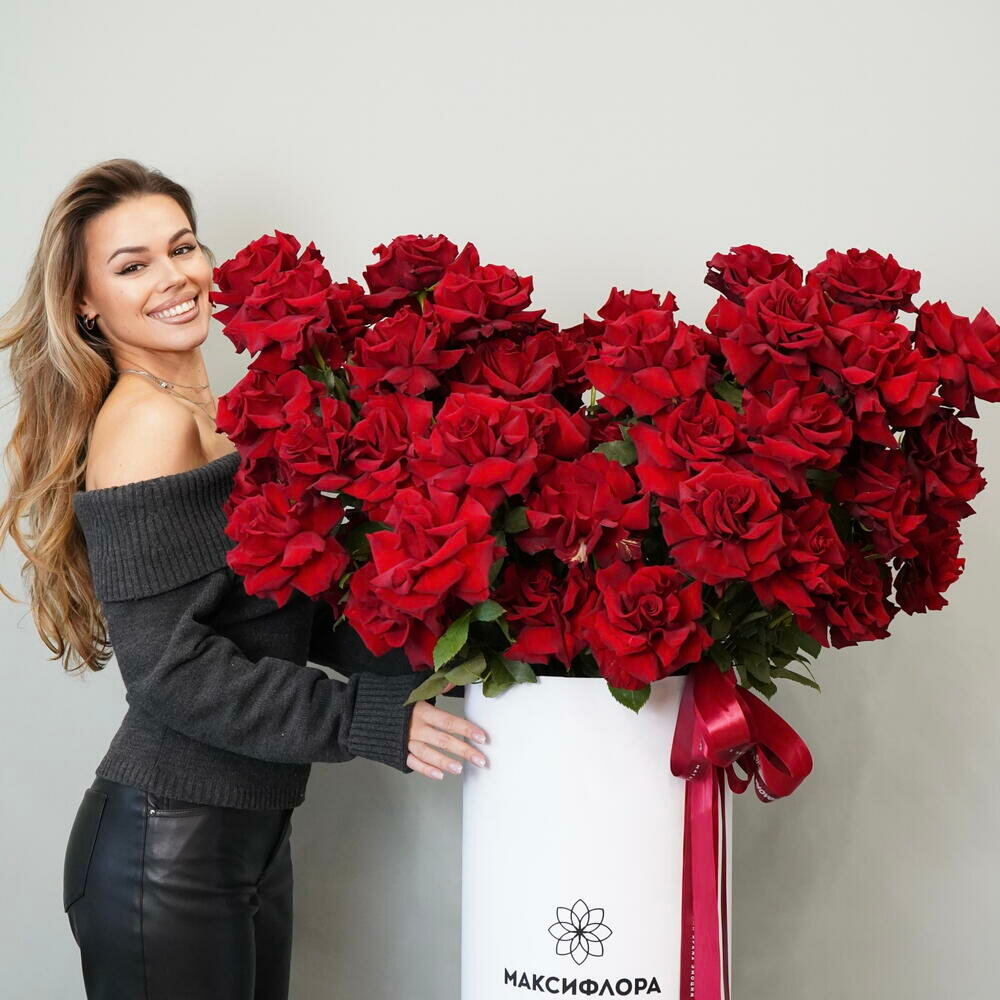 Премиум композиция в коробке из 51 красной розы с изумительным ароматом