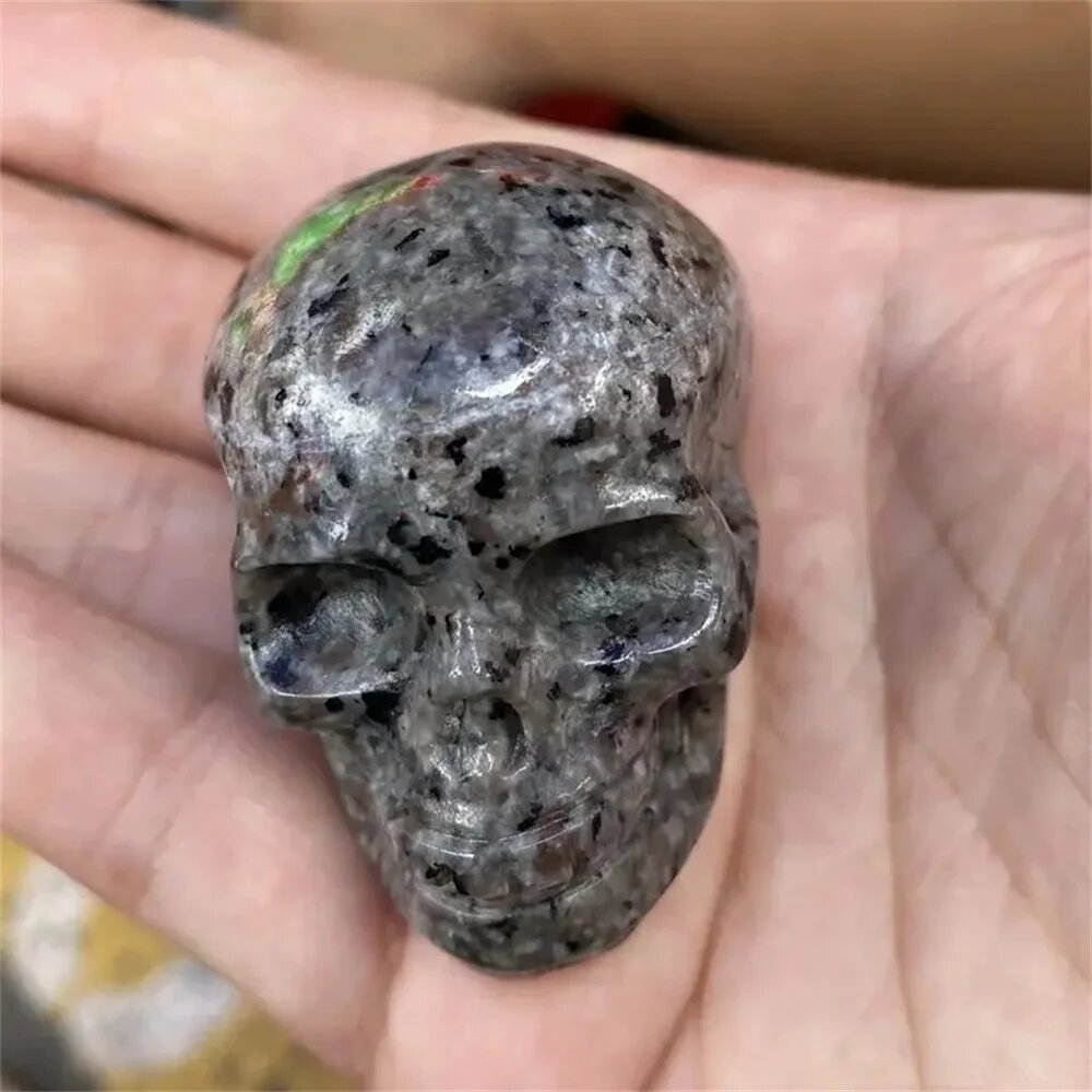 Резная статуя черепа из камня