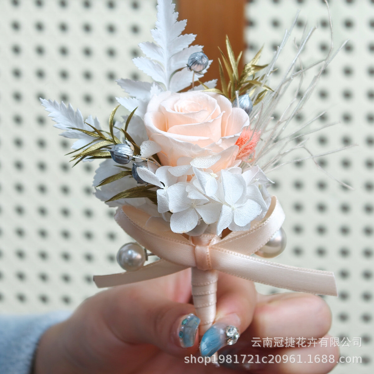 Букет из гортензий в винтажном стиле — изысканный и роскошный свадебный сувенир для жениха и невесты, дополненный брошами и бутоньерками из засушенных роз.