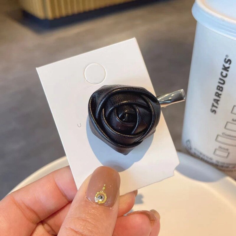 Заколка для волос "Роза", черно-розовая, искусственная кожа