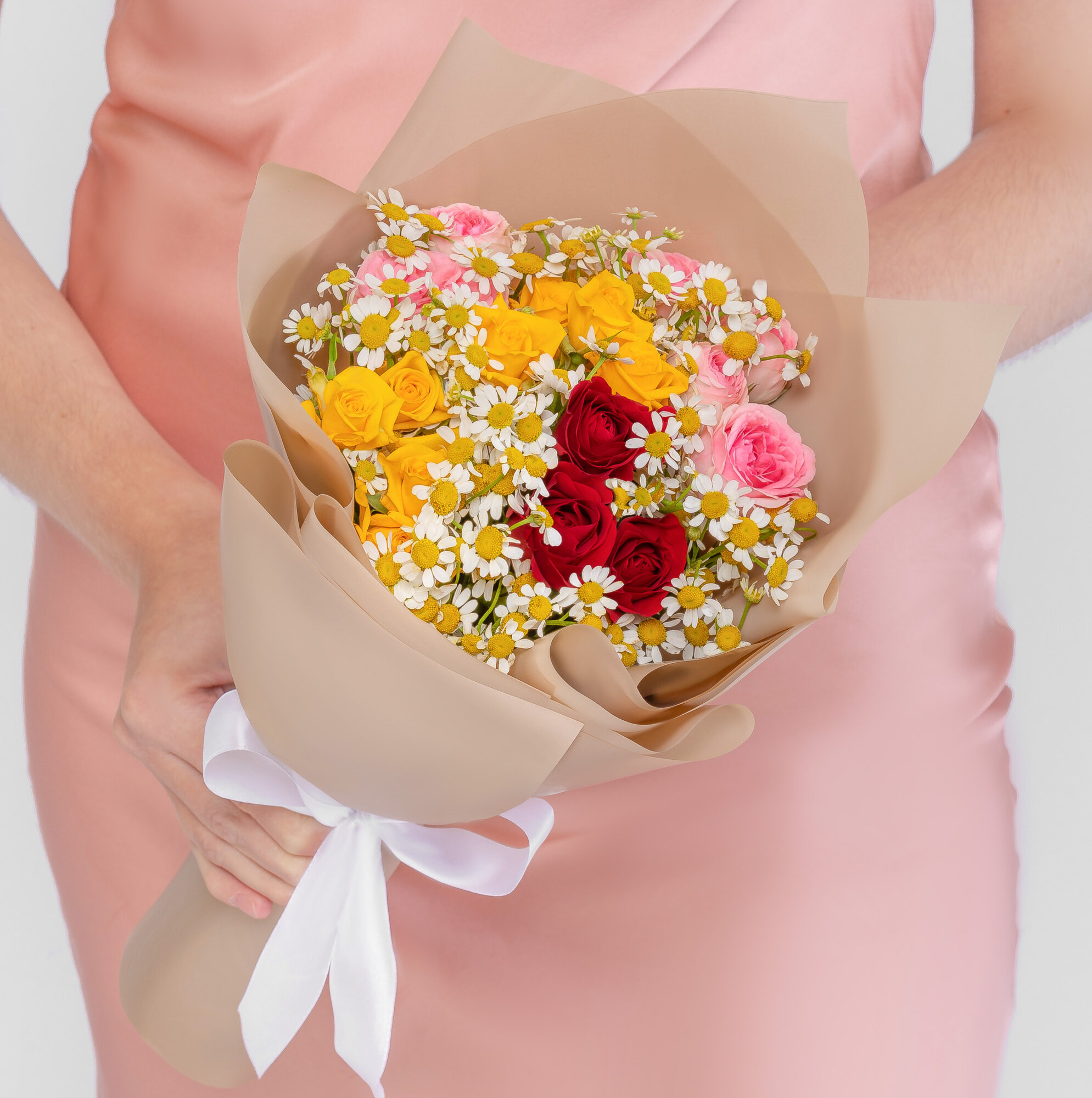 Дуо-букет Мегацвет24 "Роза Микс и Ромашка Кустовая", разноцветный, дизайнерская упаковка