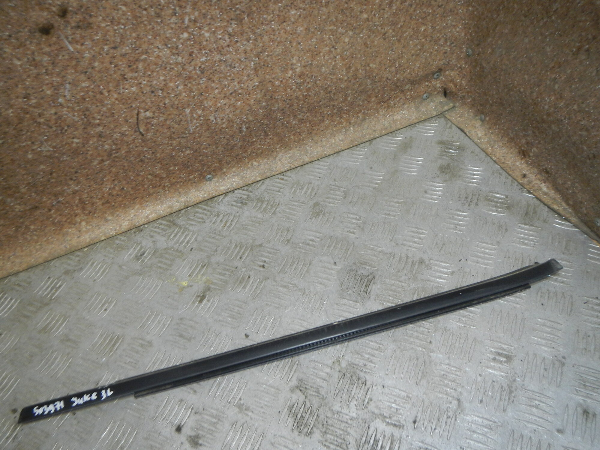 Б/У Накладка стекла заднего левого, Nissan (Ниссан)-JUKE (F15) (11-) NISSAN JUKE (F15) (11-) Царапины. 503971 NISSAN арт...