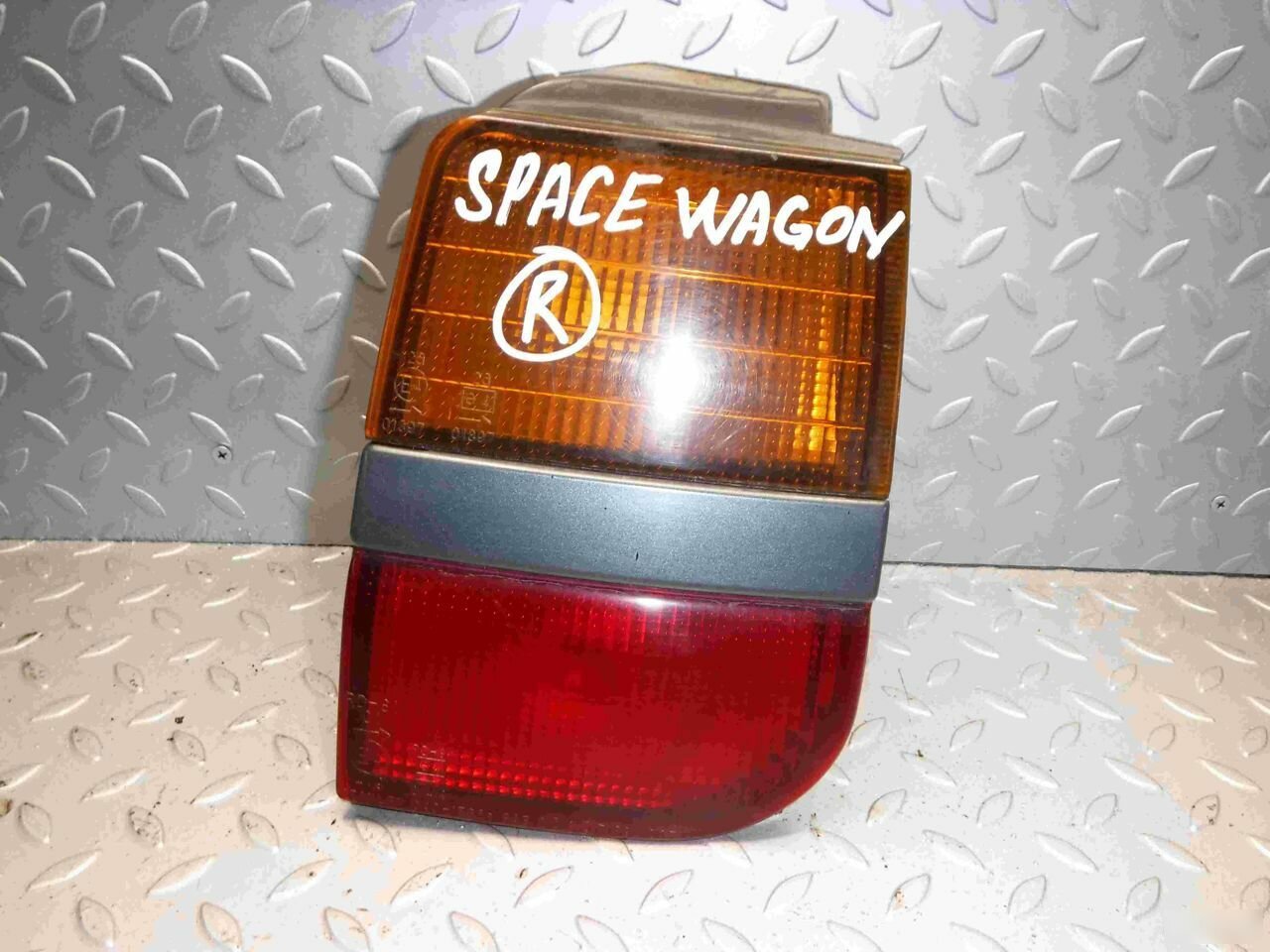 Фонарь задний правый Mitsubishi Space Wagon II (1991—1998) MB861094