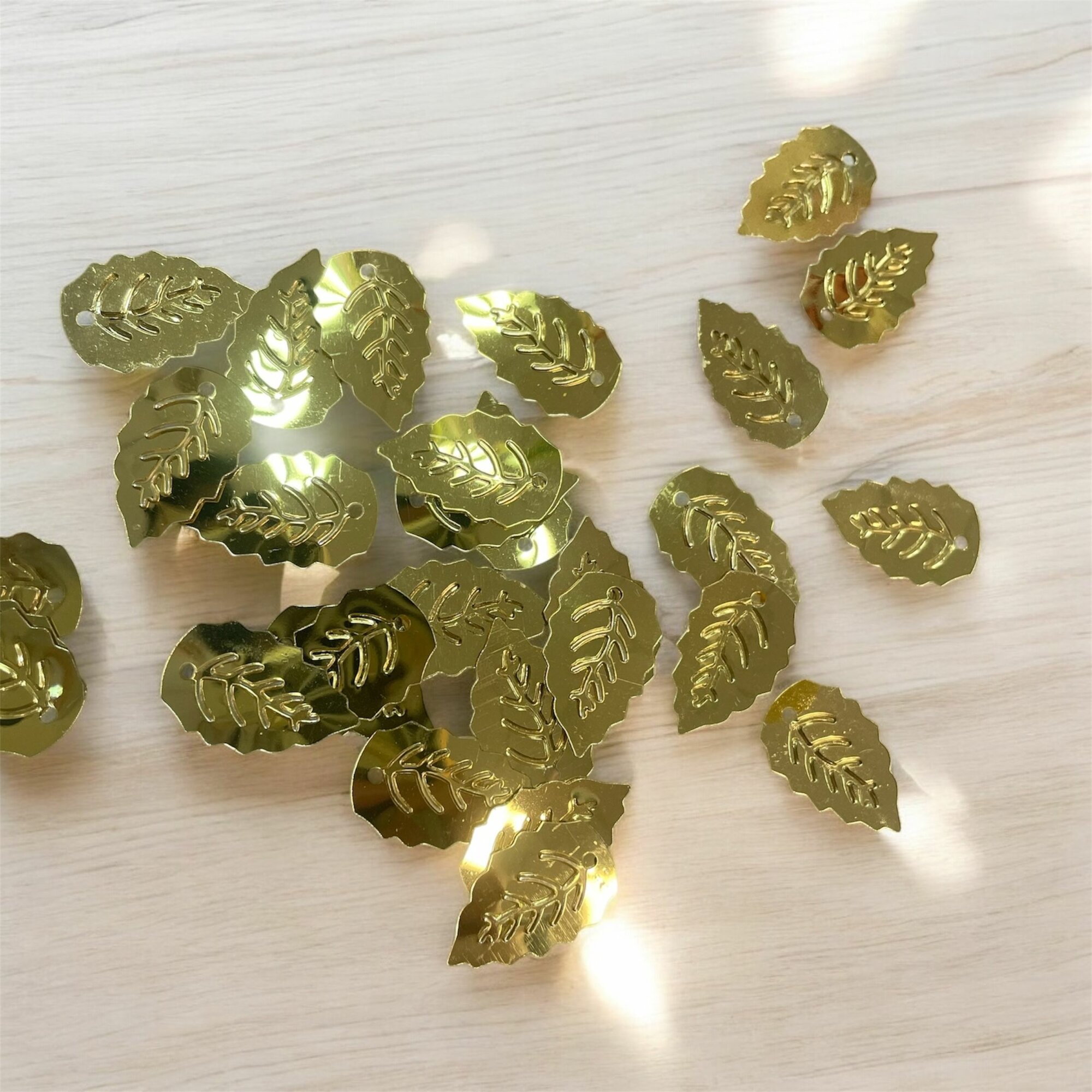 Пайетки для творчества и рукоделия, пришивные. Листья. Цвет-золотой. 2см 80шт