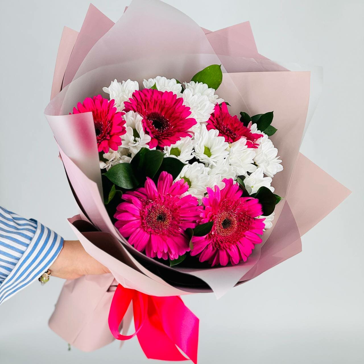 Яркий букет микс из гербер и кустовых белых хризантем