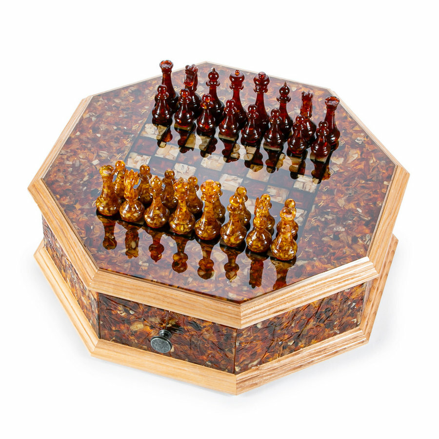 Оригинальный шахматный ларец, выложенный мозаикой из натурального янтаря в чемодане