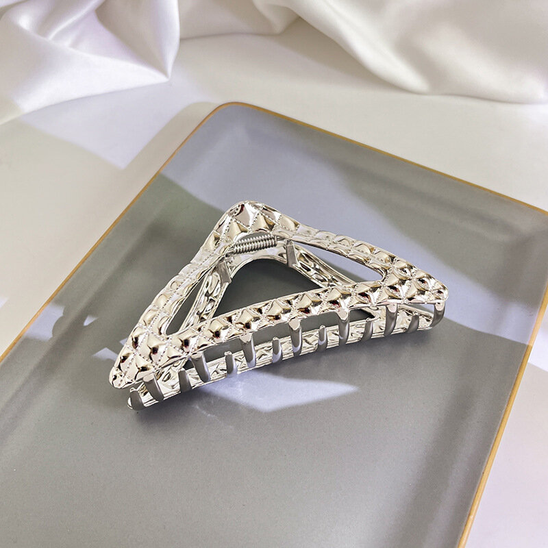 Геометрическая заколка "Треугольник", с узором из кожи, серебристая