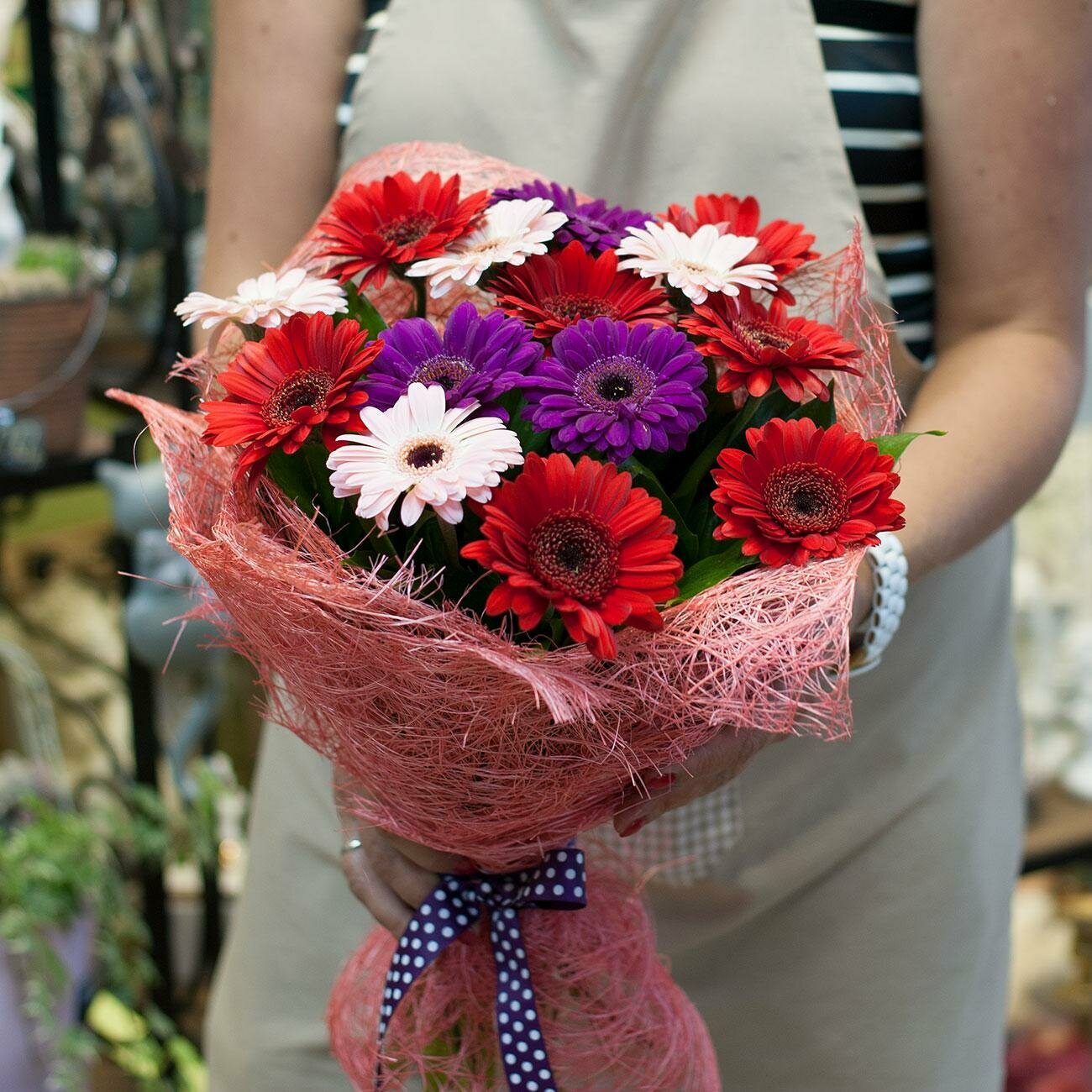 Букет цветов "Серенада", 15 минигербер, сизаль, высота 40 см