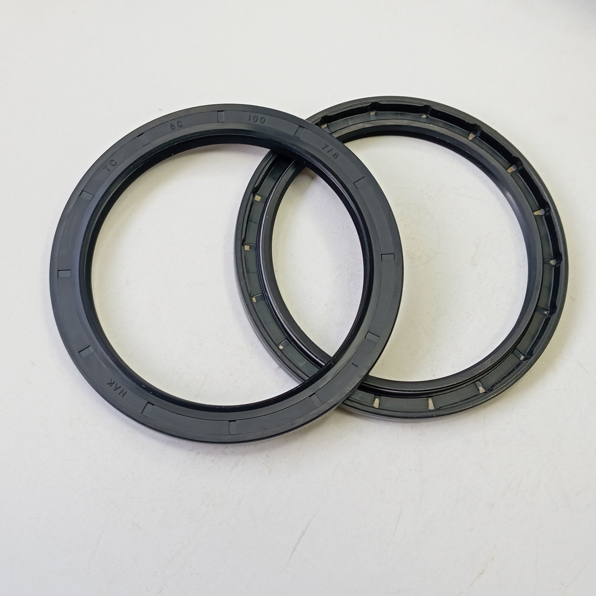 Сальник маслобензостойкий (манжета армированная) 80x100x7/8 TC NBR 70-K01B-C-C NAK