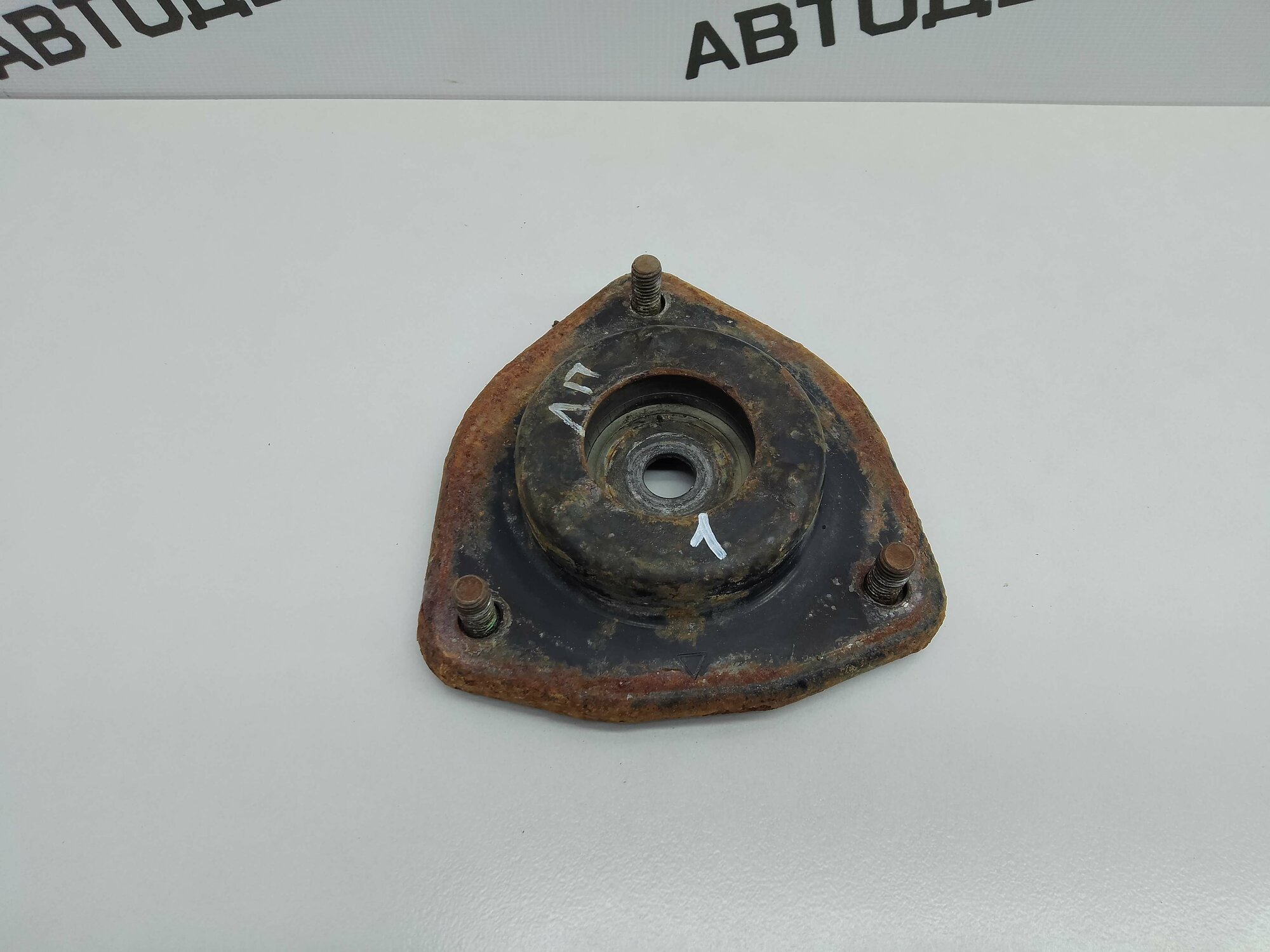 Опора амортизатора перед Nissan Wingroad Y10 1997