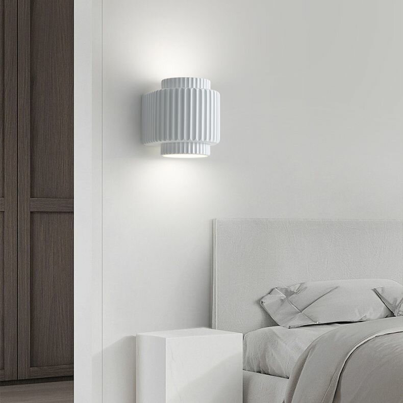 Простой настенный светильник из смолы с римской колонной