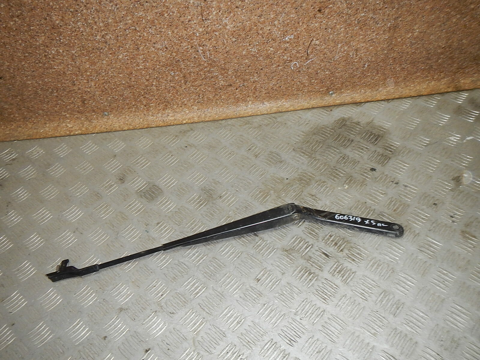 Б/У Поводок стеклоочистителя передний левый, BMW (БМВ)-X5 (E70) (07-13) BMW X5 (E70) (07-13) Царапины. 606319 BMW арт. 6...