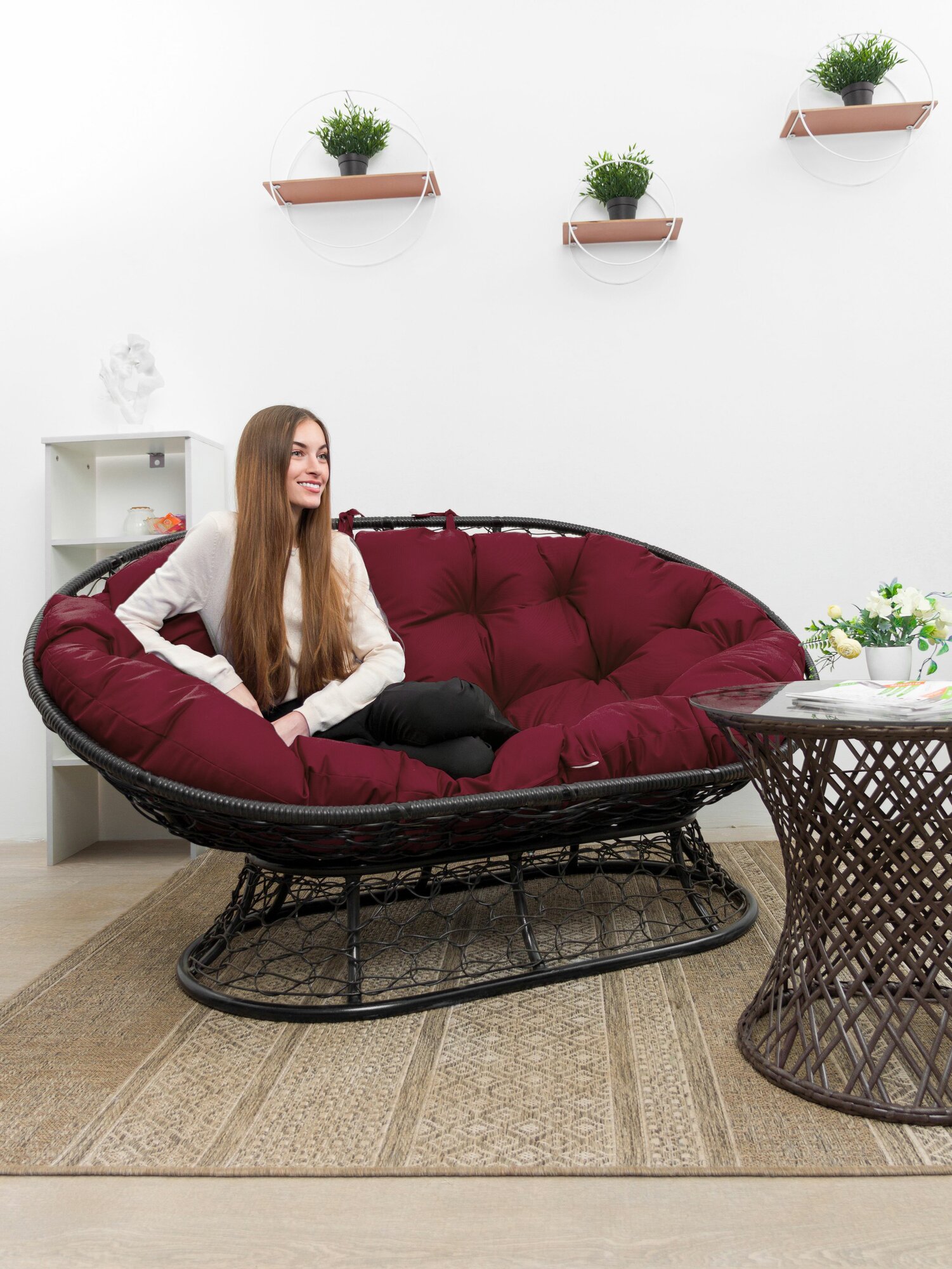 Диван мамасан с ротангом чёрный, бордовая подушка