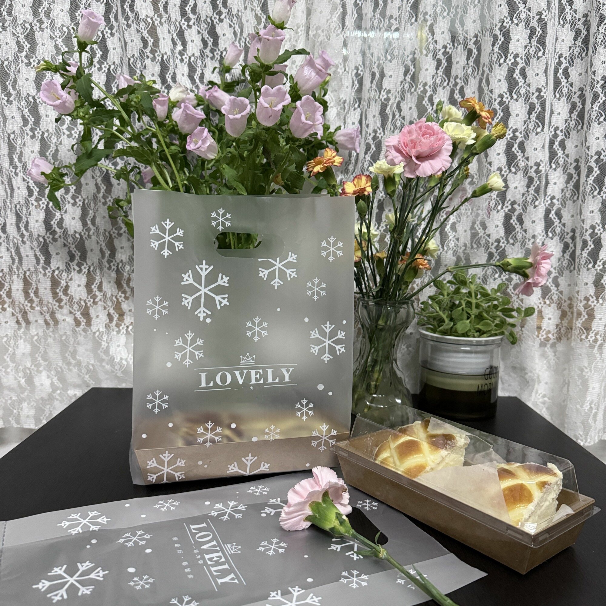 Подарочный пакет с граффити, 20х30 см.100прозрачных.(Используется для приготовления тортов на обед, ланч-боксов, конфет, кексов)