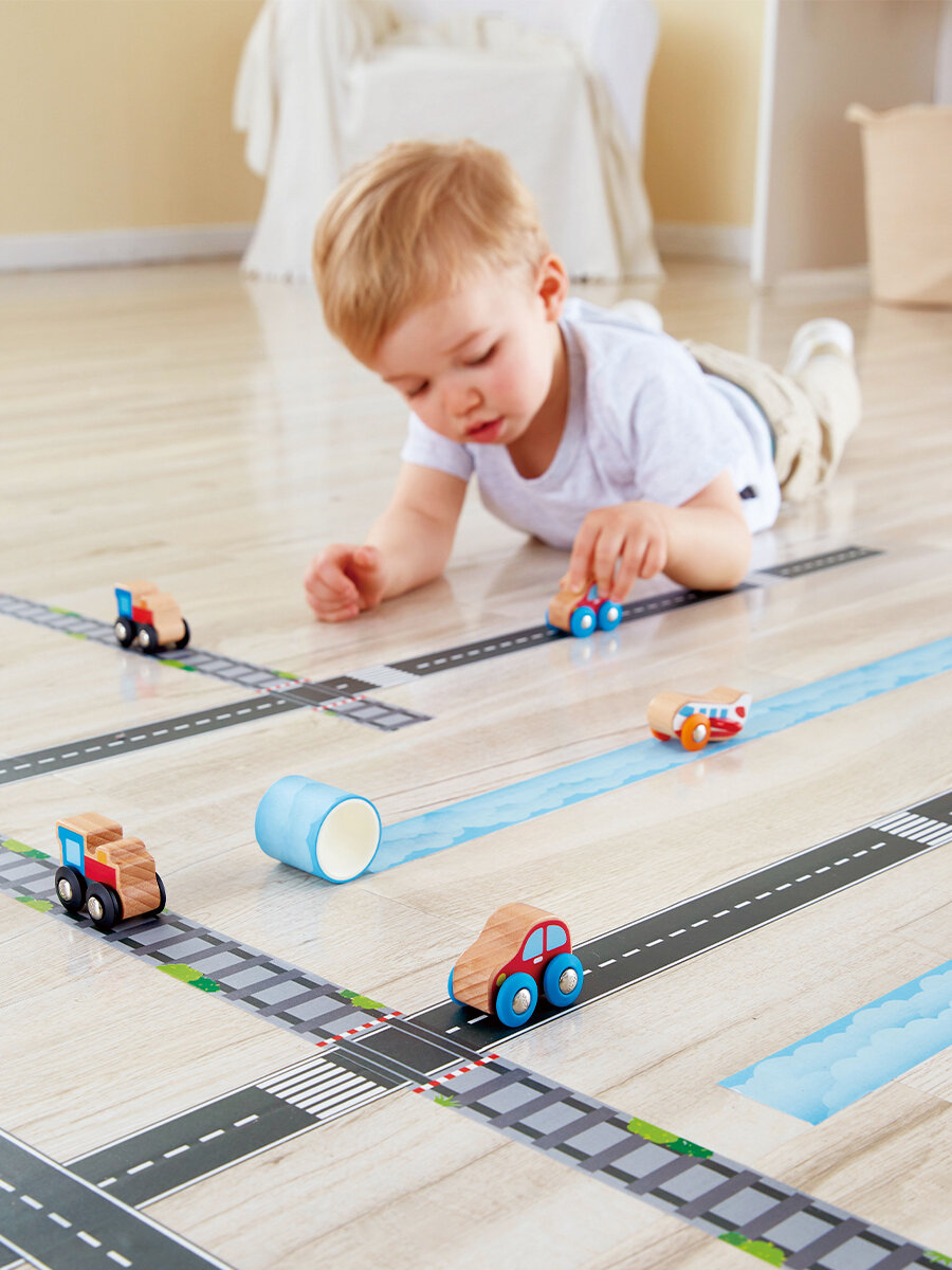 Развивающий игровой набор для детей Hape "Деревянный поезд с лентой рельсов" E0462_HP