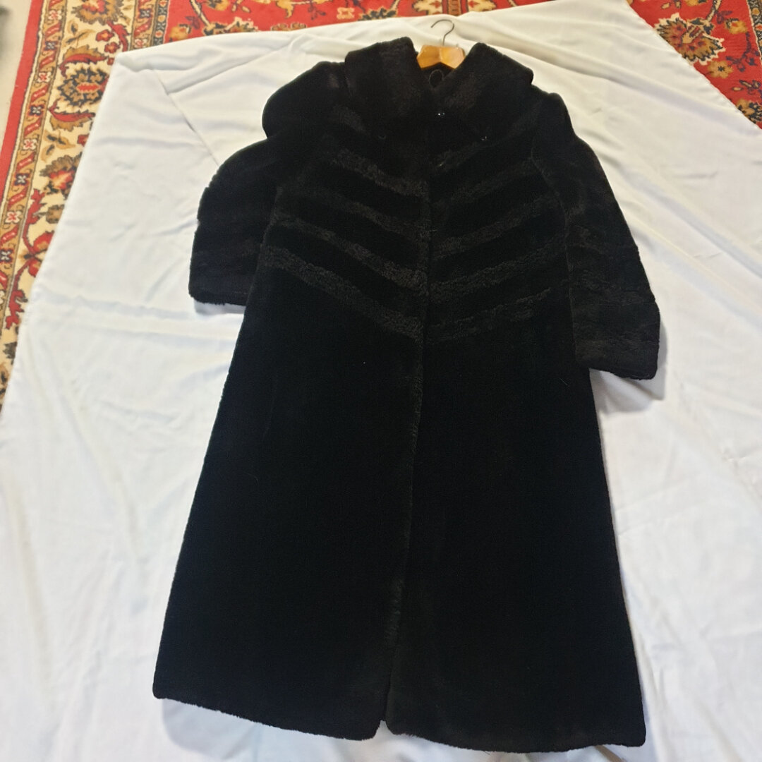 Шуба длина 130 см, размер 54-56, состояние хорошее. Винтаж, СССР.