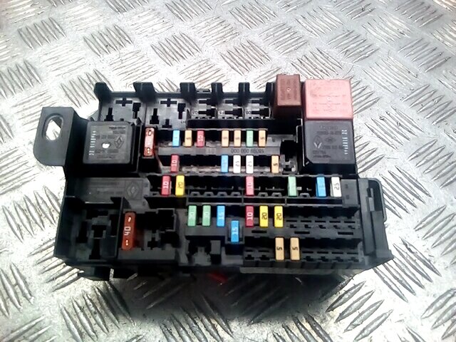 Блок предохранителей Renault Laguna 3 8200393836 арт. 429738