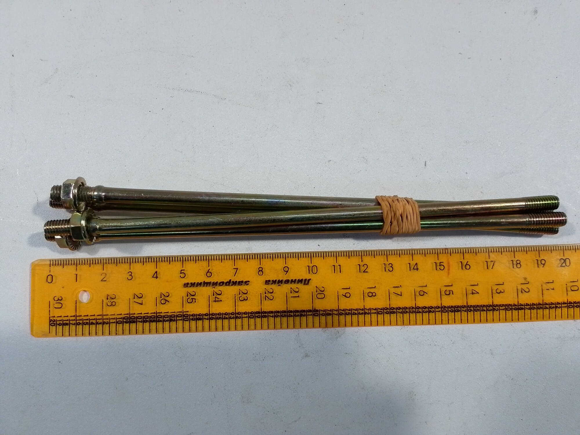 Шпильки цилиндра 4шт, гайки 4шт Альфа 50-70 куб