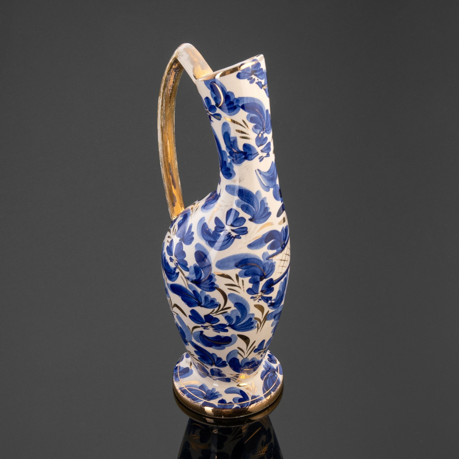 Кувшин (ваза) с сине-золотым флоральным декором и золотой ручкой, керамика