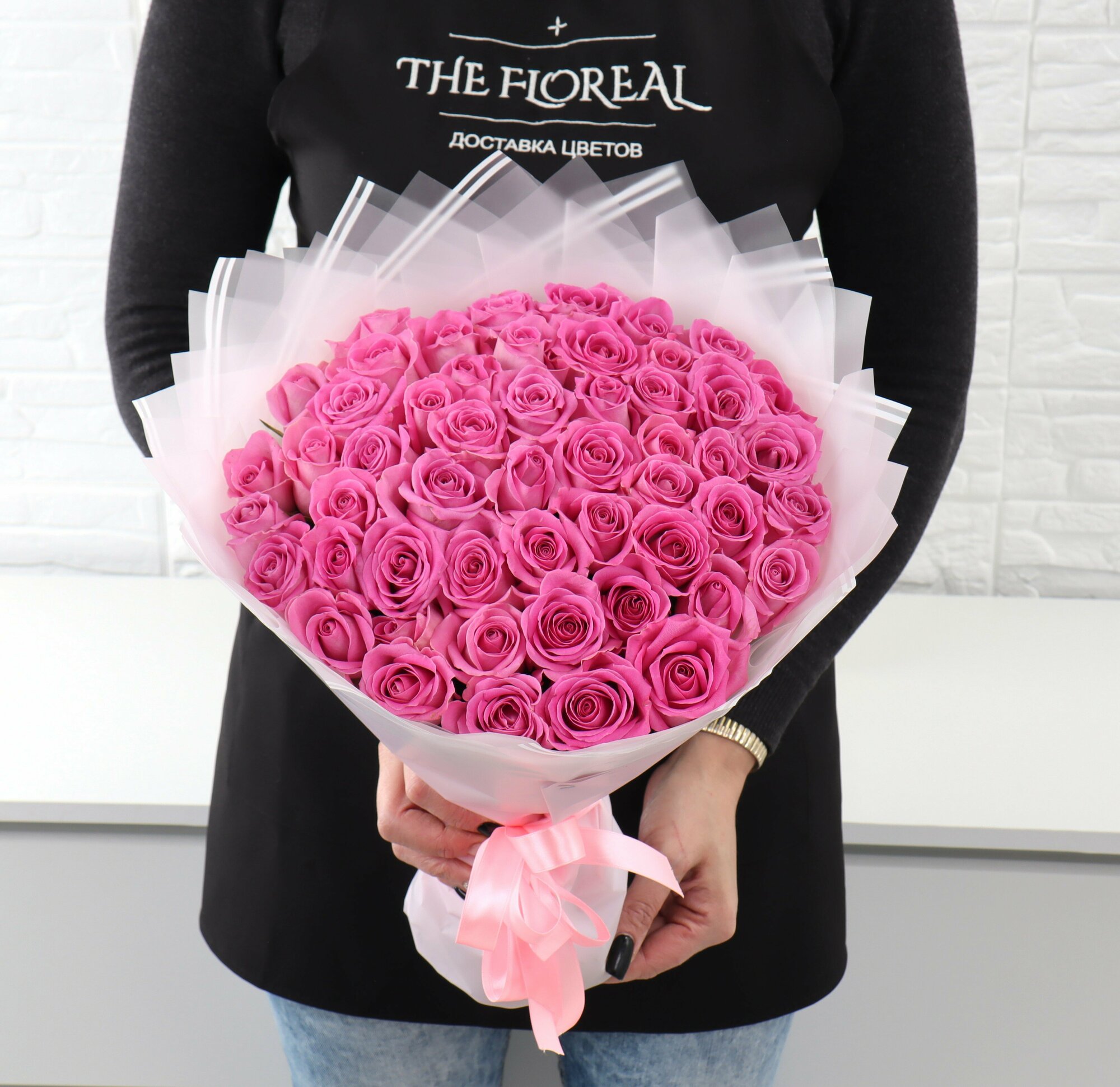 Монобукет THE FLOREAL розовая роза 51 штука, высота 40 см, с бантом