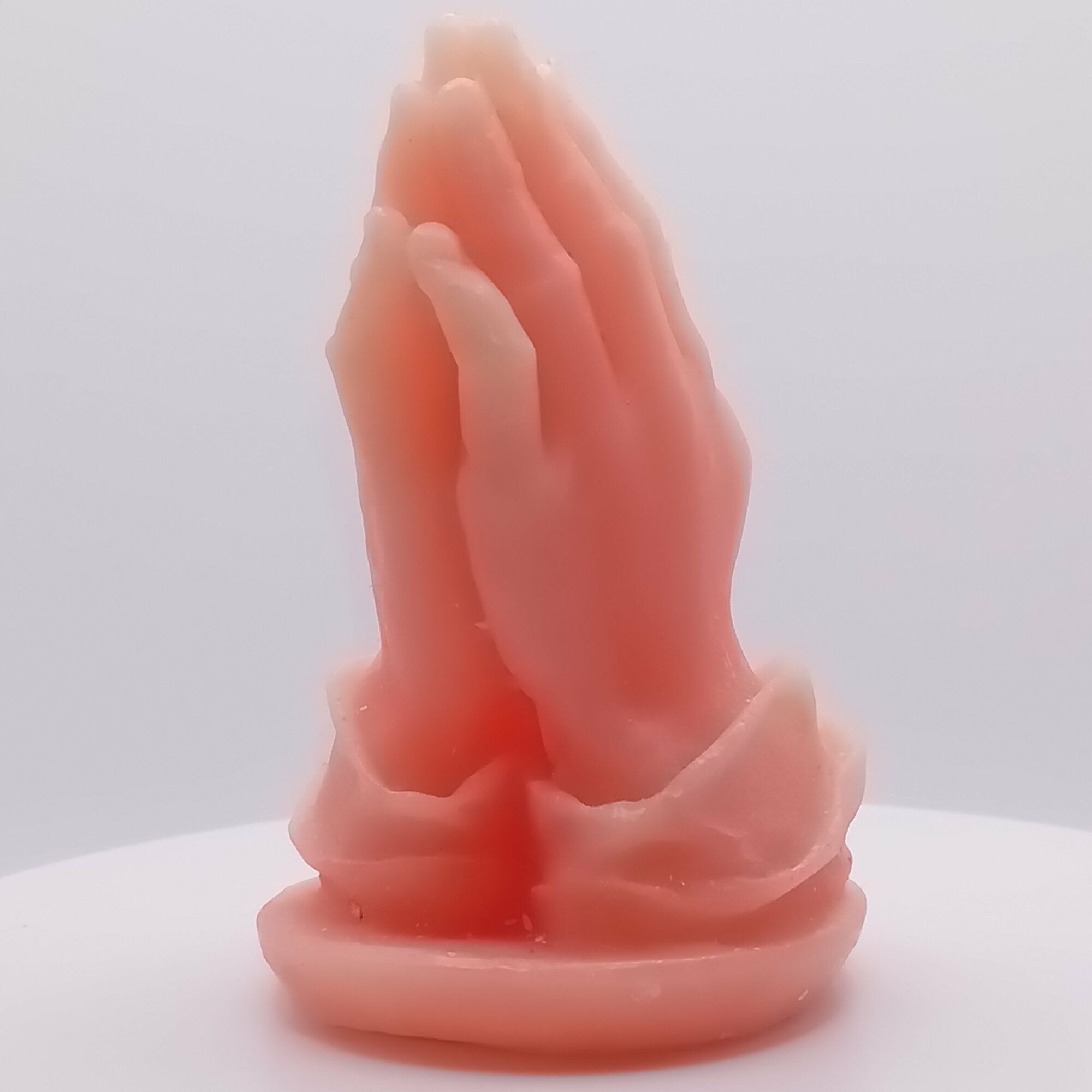 Интерьерная, декоративная, подарочная свеча длительного гороеня "Молитвенные Руки удачи" от Rusin&Co розового цвета