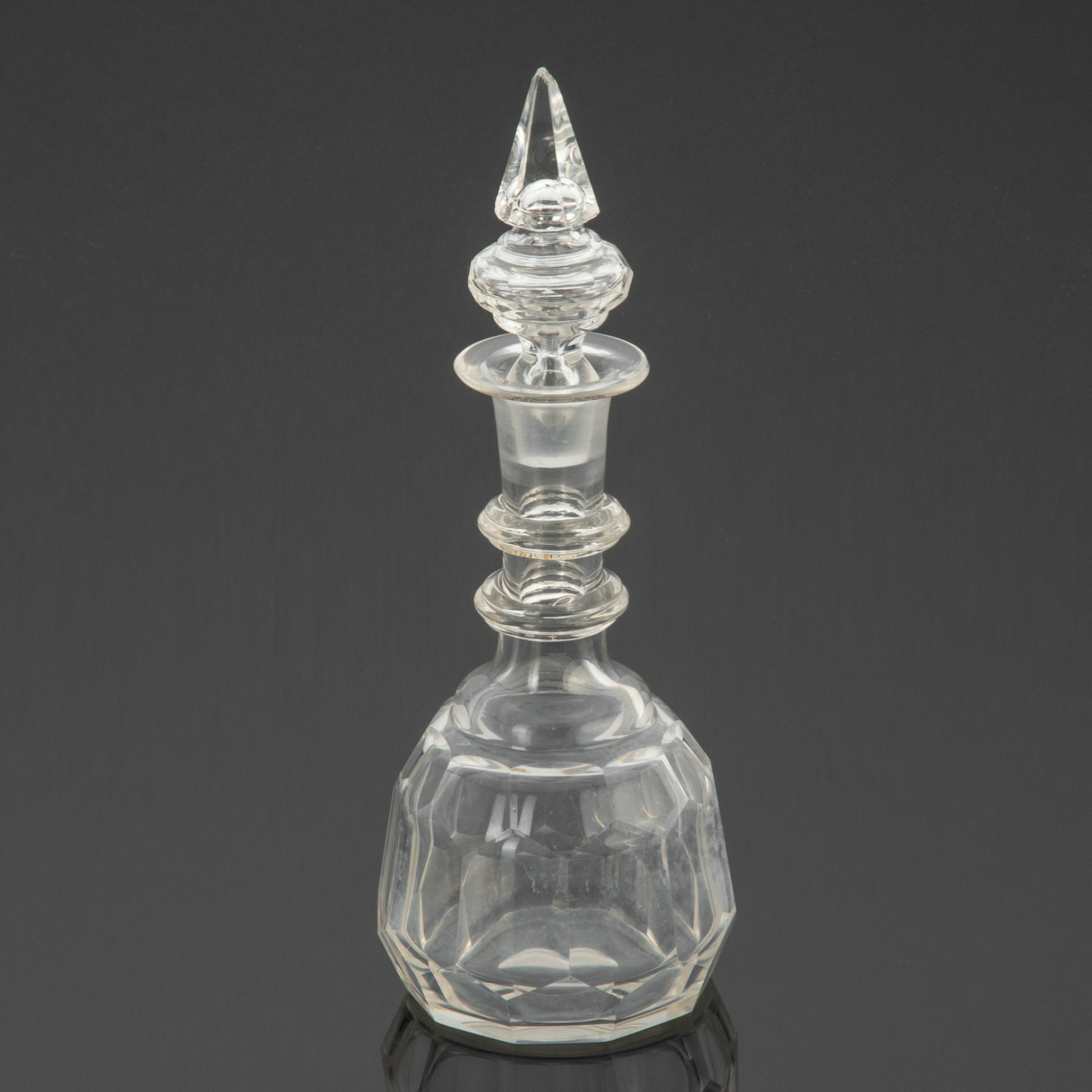 Графин с перехватами на горловине, гранёным туловом и пробкой