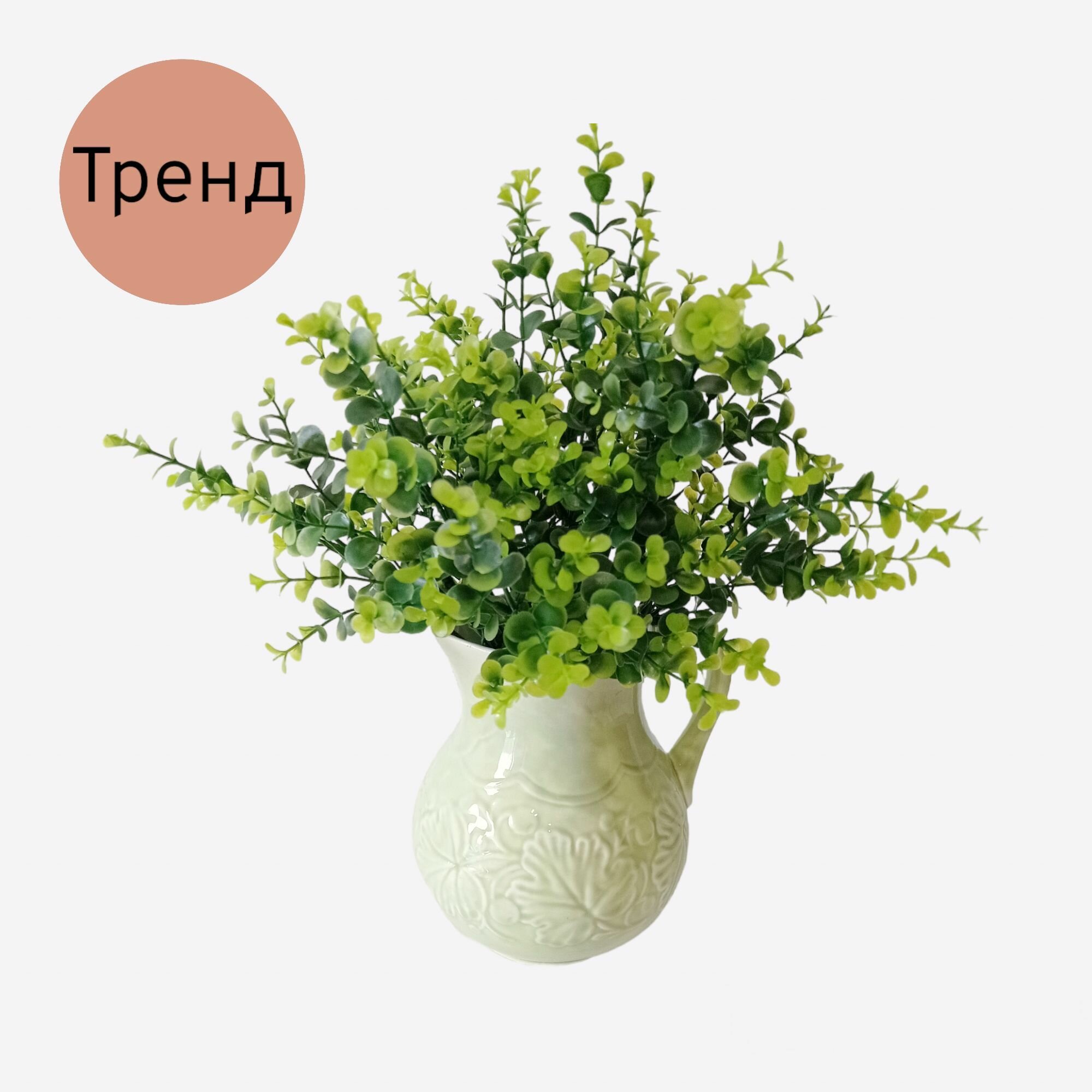 Зелень брусники в вазе.