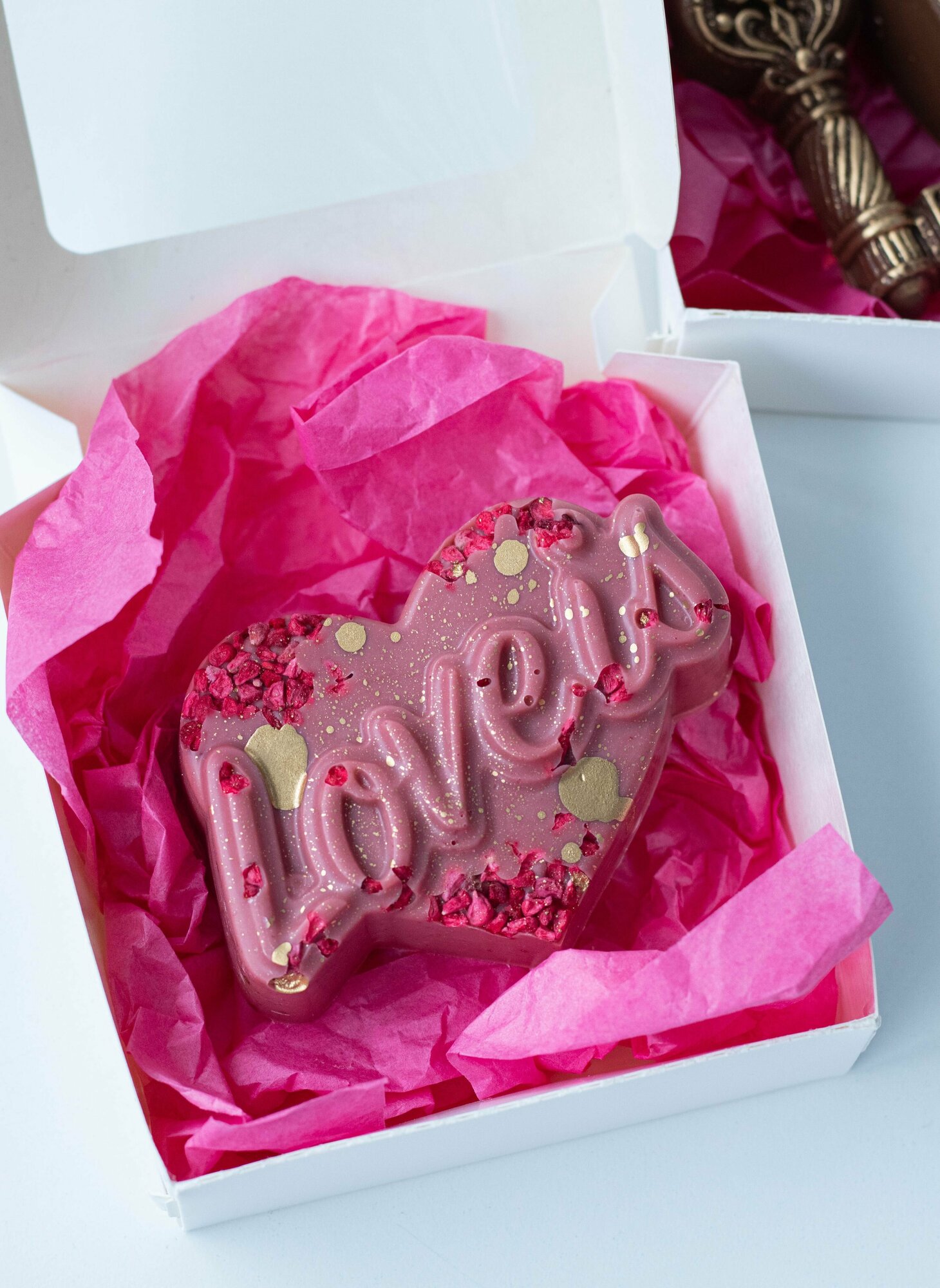 Фигурный шоколад LOVE IS сердце, бельгийский рубиновый шоколад, 100г