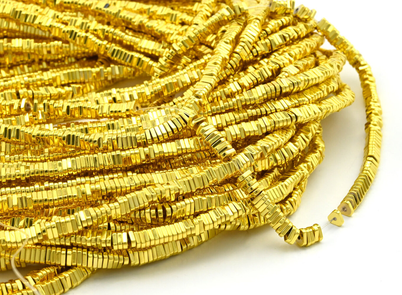 Бусины из гематита треугольник 5*1мм цв. золотой, 39см, 305 бусин .