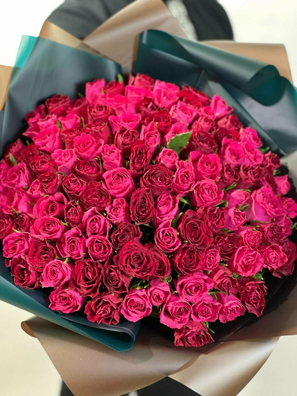 Букет Lavieflowers "101 Микс", XXL, 101 роза, на стеблях, аквабокс, пленка матовая