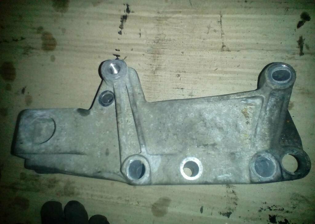 Кронштейн двигателя Renault Espace 4 2004 8200140436