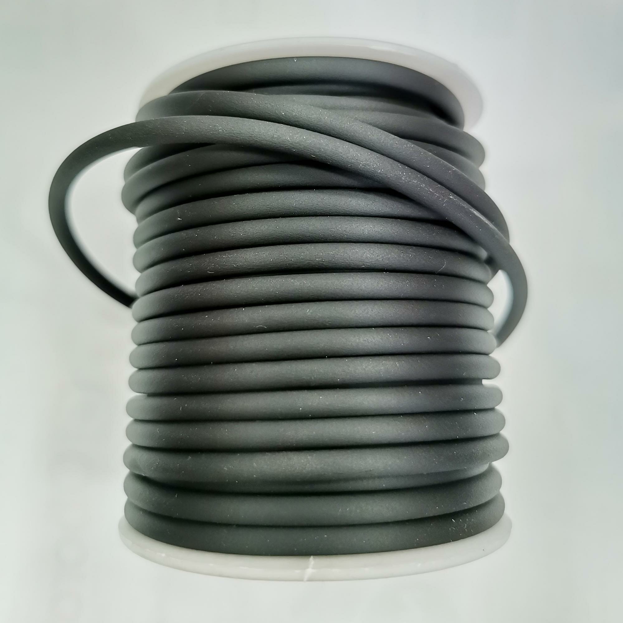 Шнур резиновый без отверстия, около 4мм, черный, матовый, 2 метра