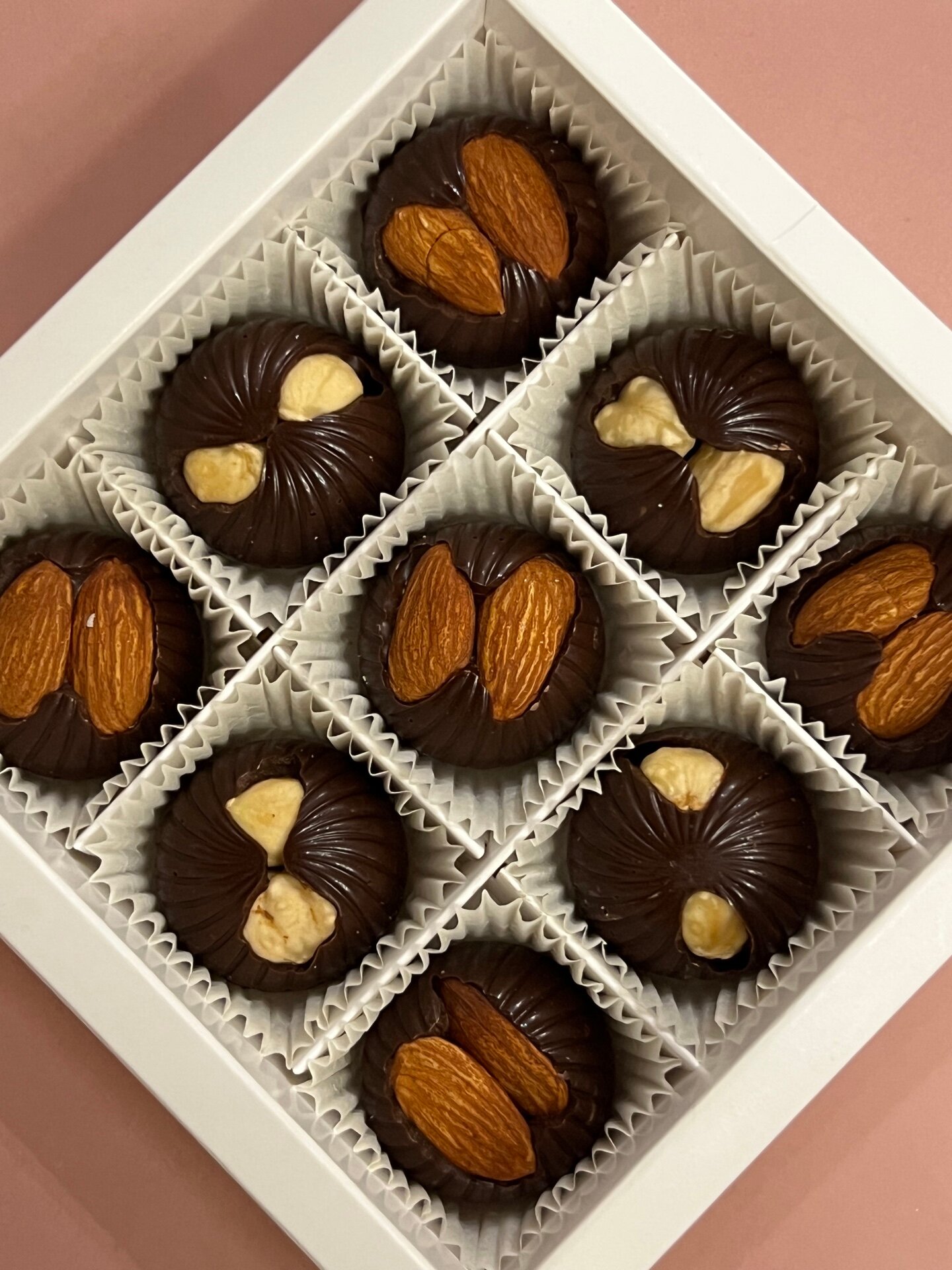 Шоколадные конфеты Арамиска "Цветок №1", молочный шоколад, ручная работа