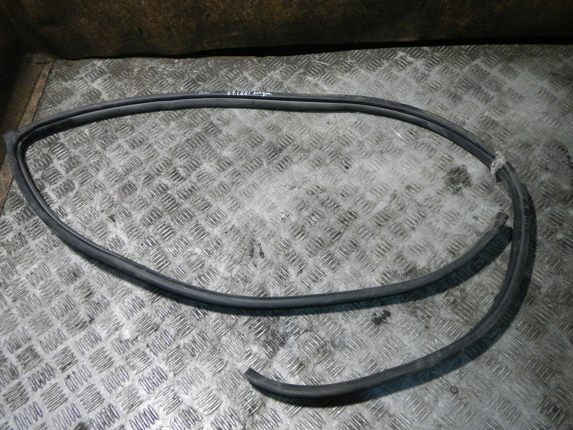 Б/У Уплотнитель проема двери передней правой, KIA (Киа)-MAGENTIS (05-10) KIA MAGENTIS (05-10) Порез. 571881 Hyundai-KIA ...