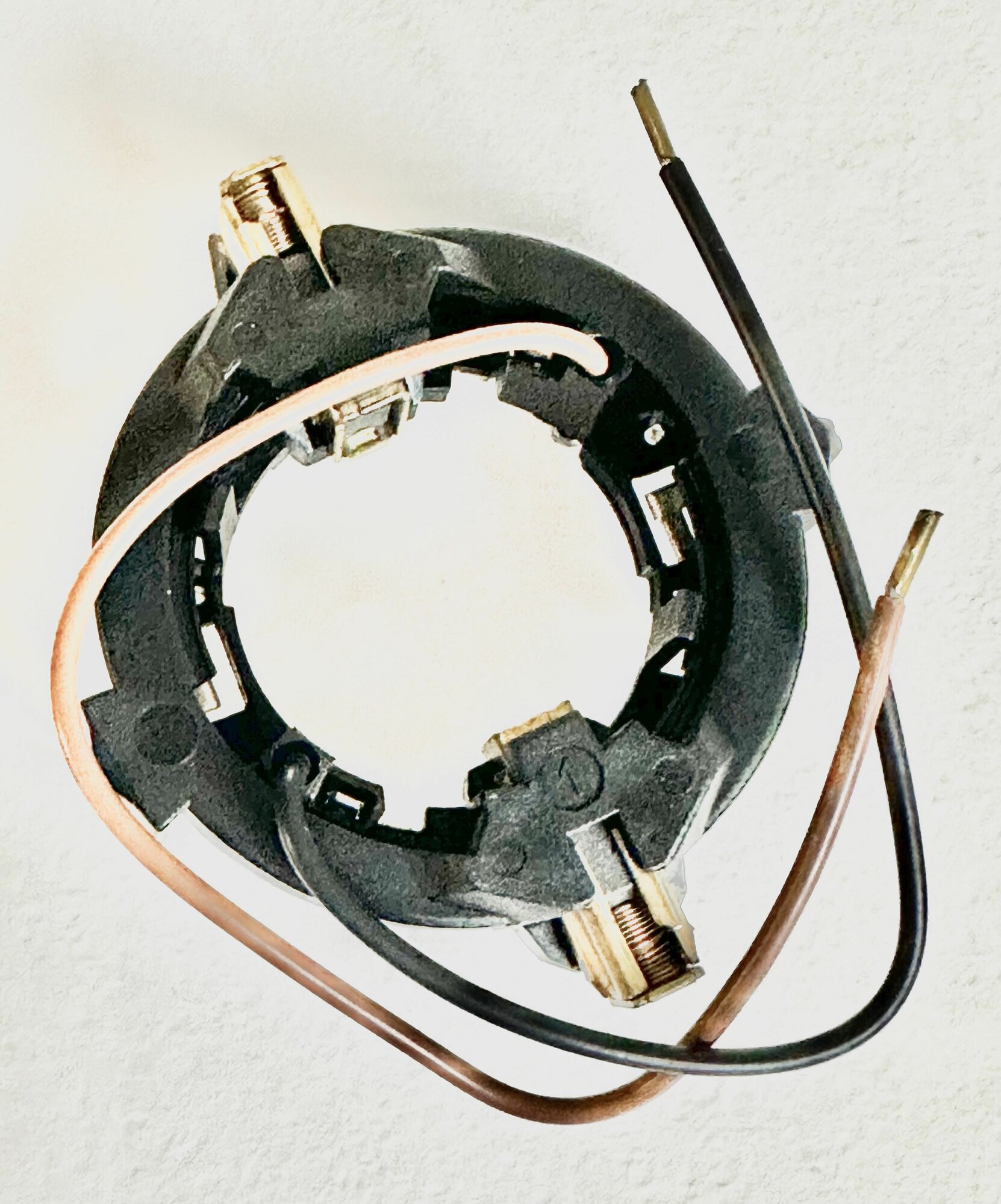 Щеткодержатель в сборе с щетками угольными подходит для перфораторов, ударных дрелей и шуруповертов Metabo KHE 24 SP/ UHE 22 MULTI / DWSE 6.3 и др. (см. в описании). Артикул 316028100