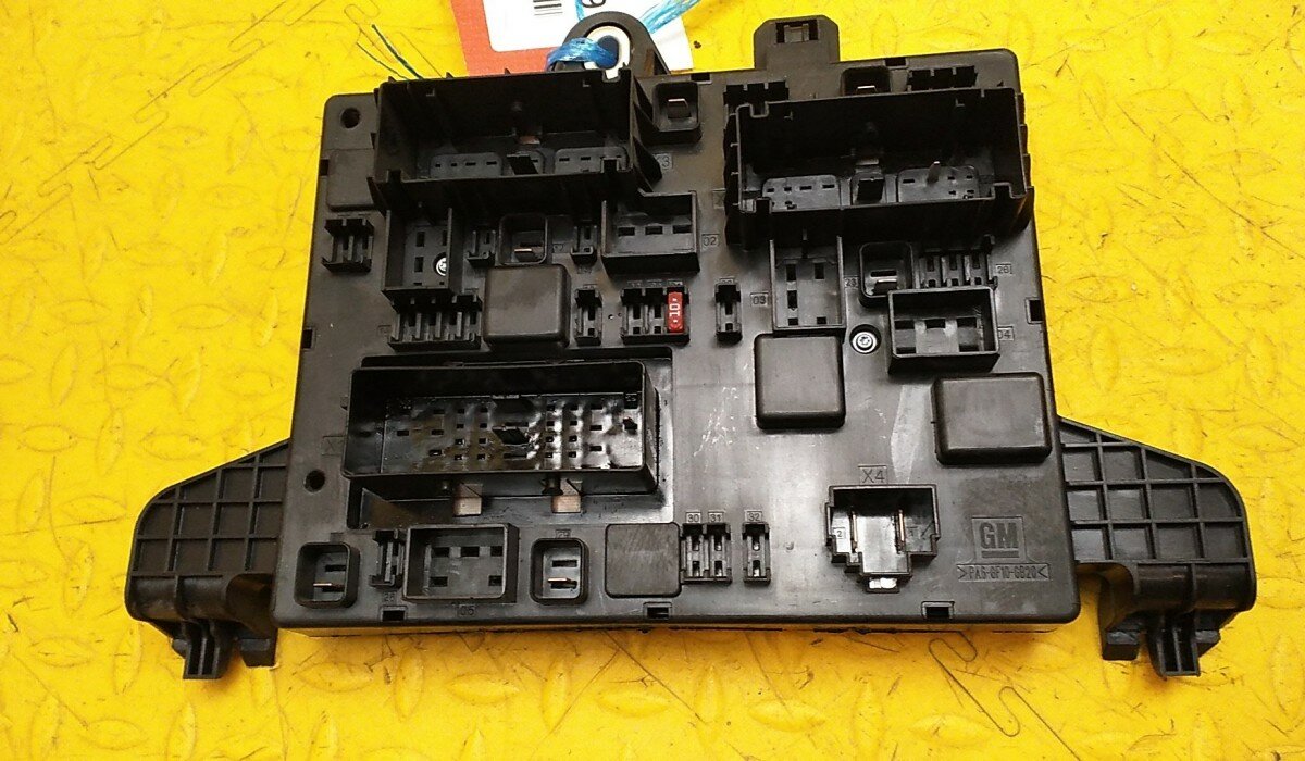 Блок предохранителей Astra J Opel 13368650