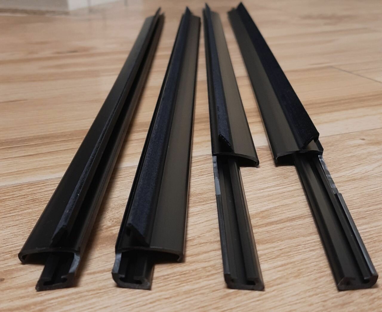 Уплотнители стекла двери внешние (наружные) "бархотка" Лада Гранта / Калина (седан и хэтчбек)