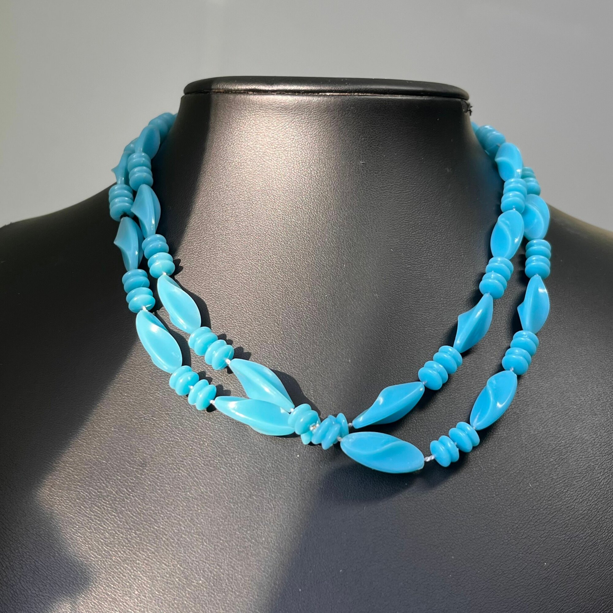 Винтажные бусы из пластика, времен СССР, длина 90 см.