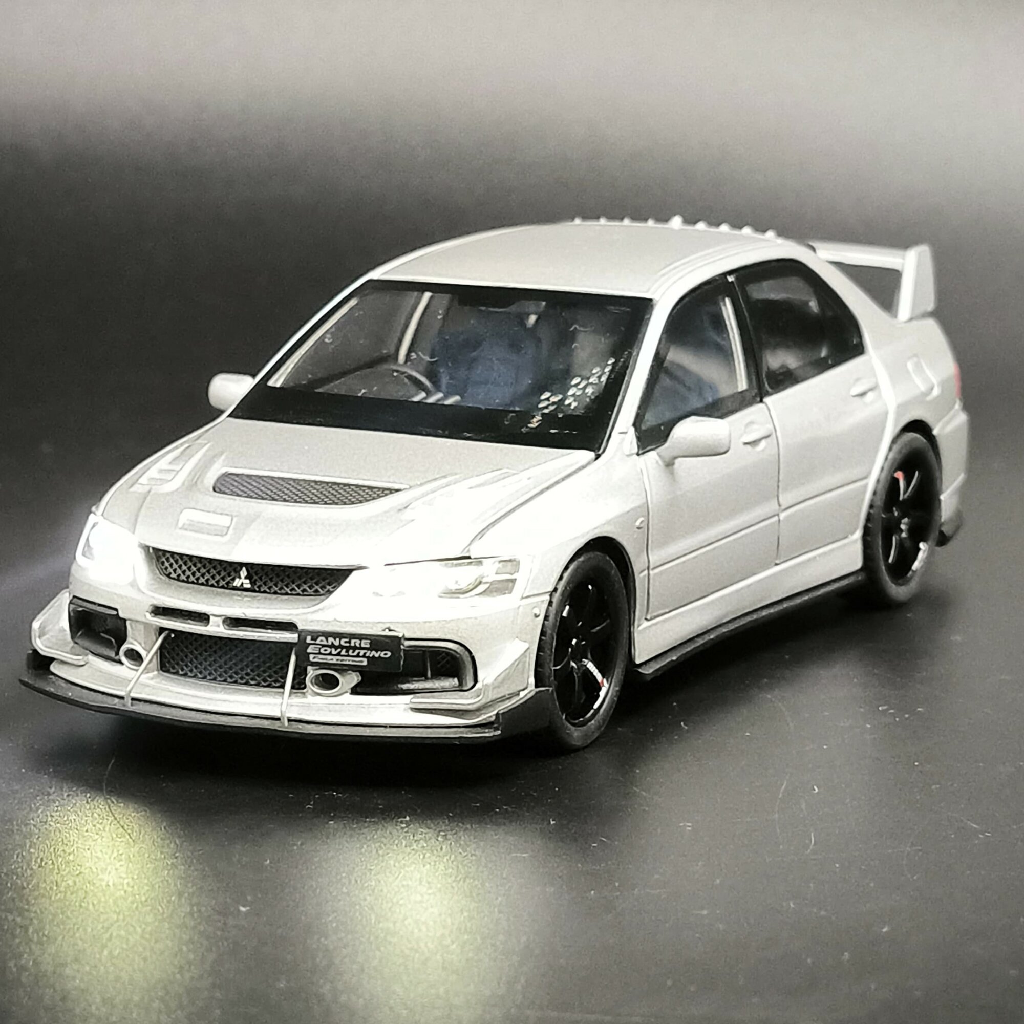 Машина металлическая Mitsubishi Lancer Evolution с световыми и звуковыми эффектами. Масштаб 1:32